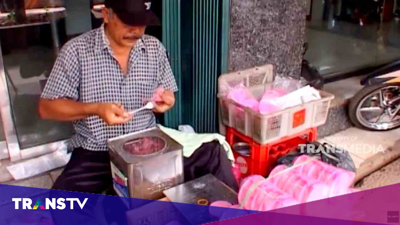 JELANG SIANG: Rambut Nenek Masih Bertahan Di Antara Jajanan Modern ...