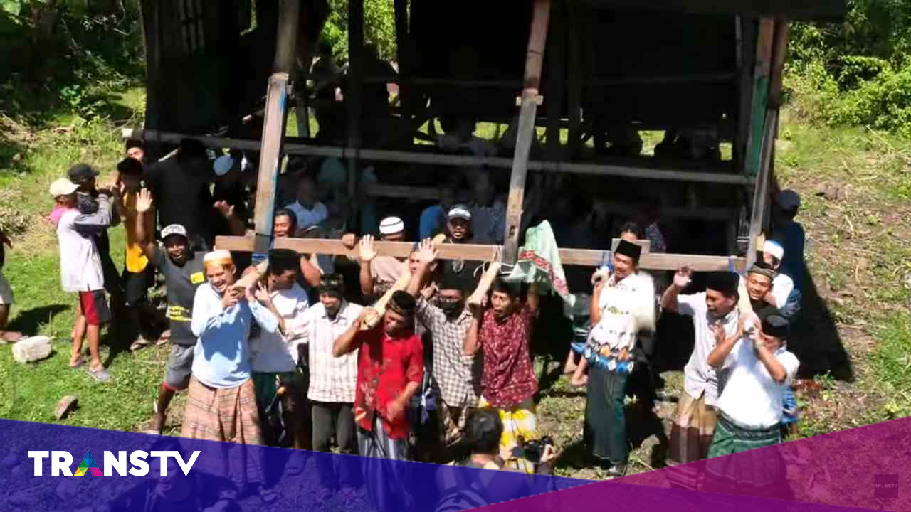 Tradisi Suku Bugis, Mappalette Bola Kental Semangat Gotong Royong ...